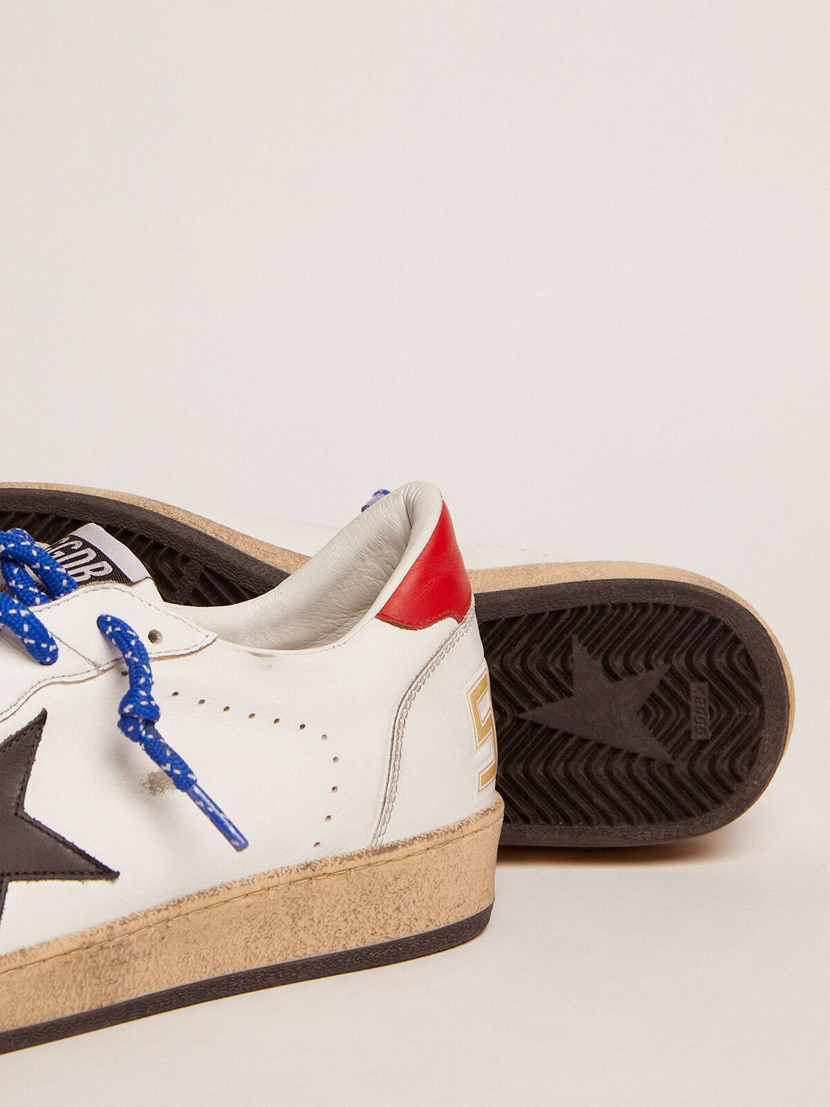 Ball Star aus weißem Leder mit Signatur am Foxing-Tape und rotem ...