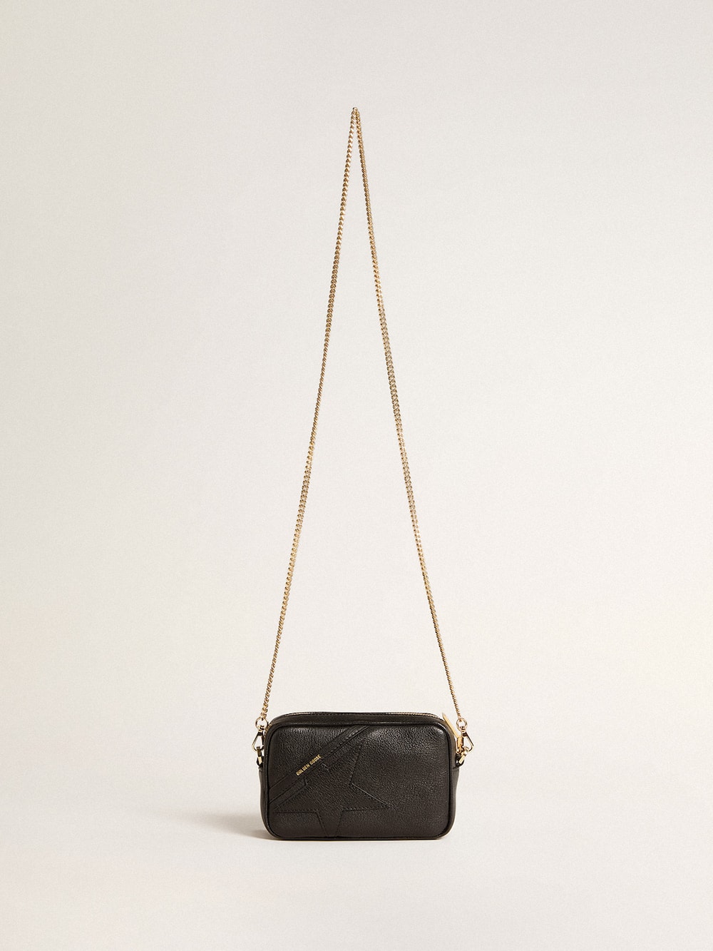 Mini Star Bag de piel negra con estrella tono sobre tono | Golden Goose