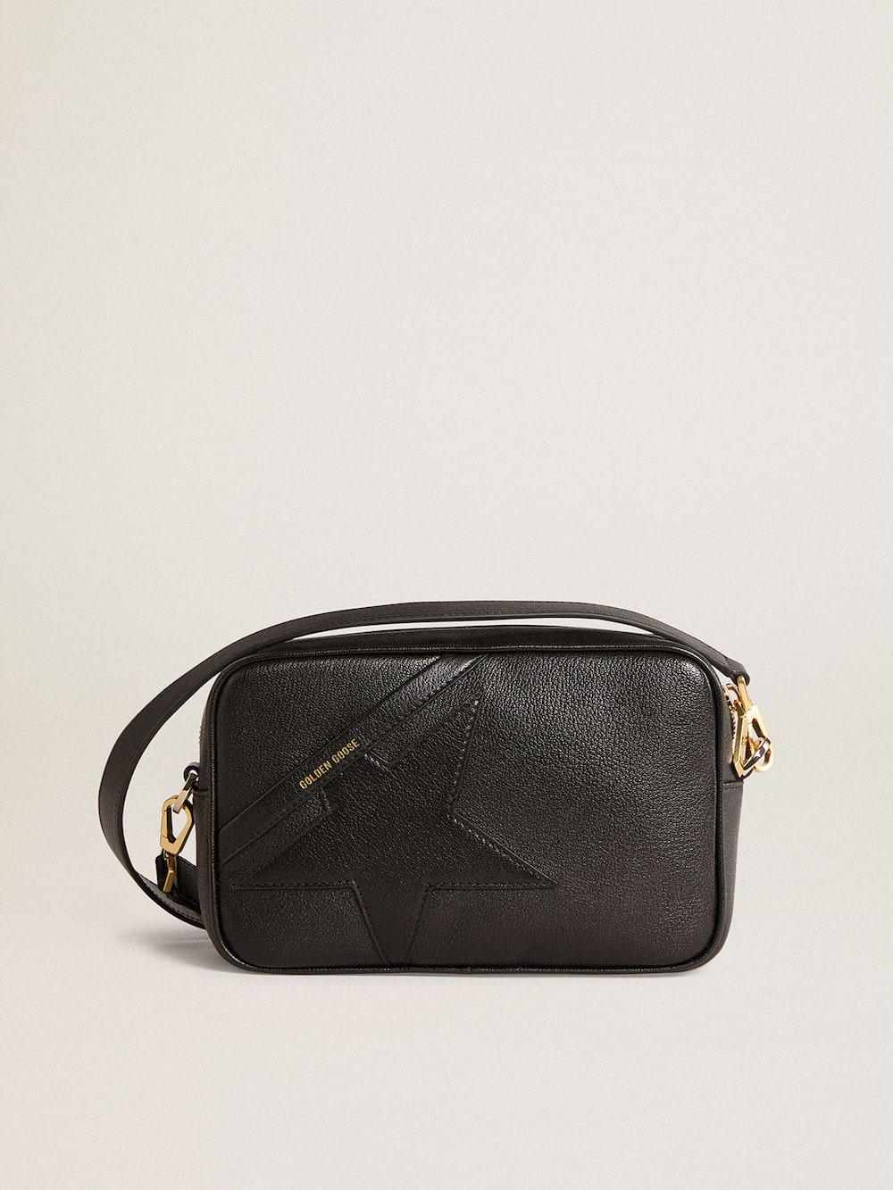 Star Bag de piel negra con estrella tono sobre tono | Golden Goose
