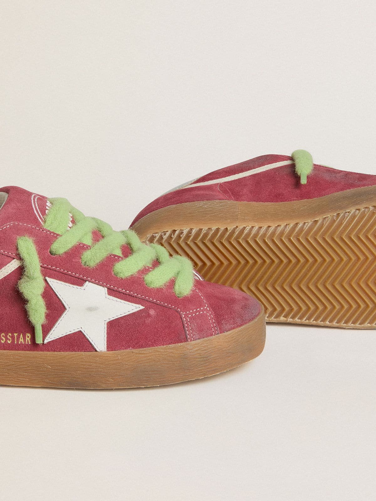 Super-Star de mujer de ante rojo con estrella de piel blanca y refuerzo ...